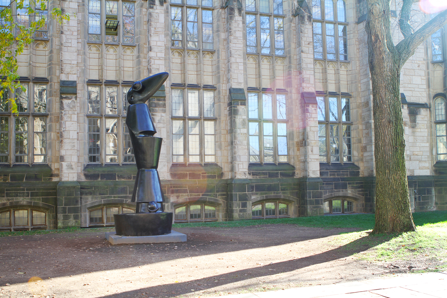 New sculpture installed on Cross Campus | Yale Daily News