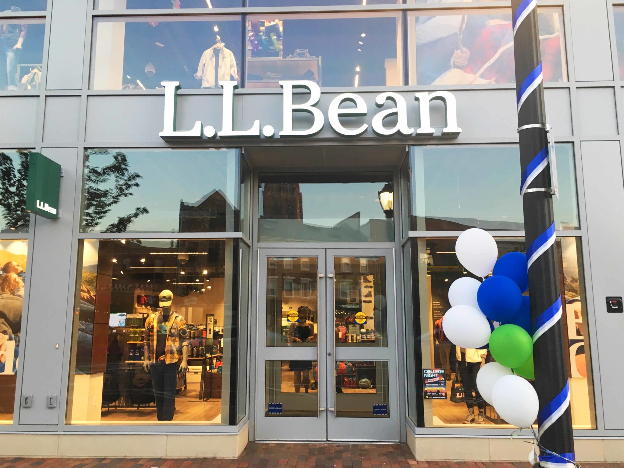 Yale welcomes L.L.Bean with ribbon-cutting ceremony | Yale Daily News